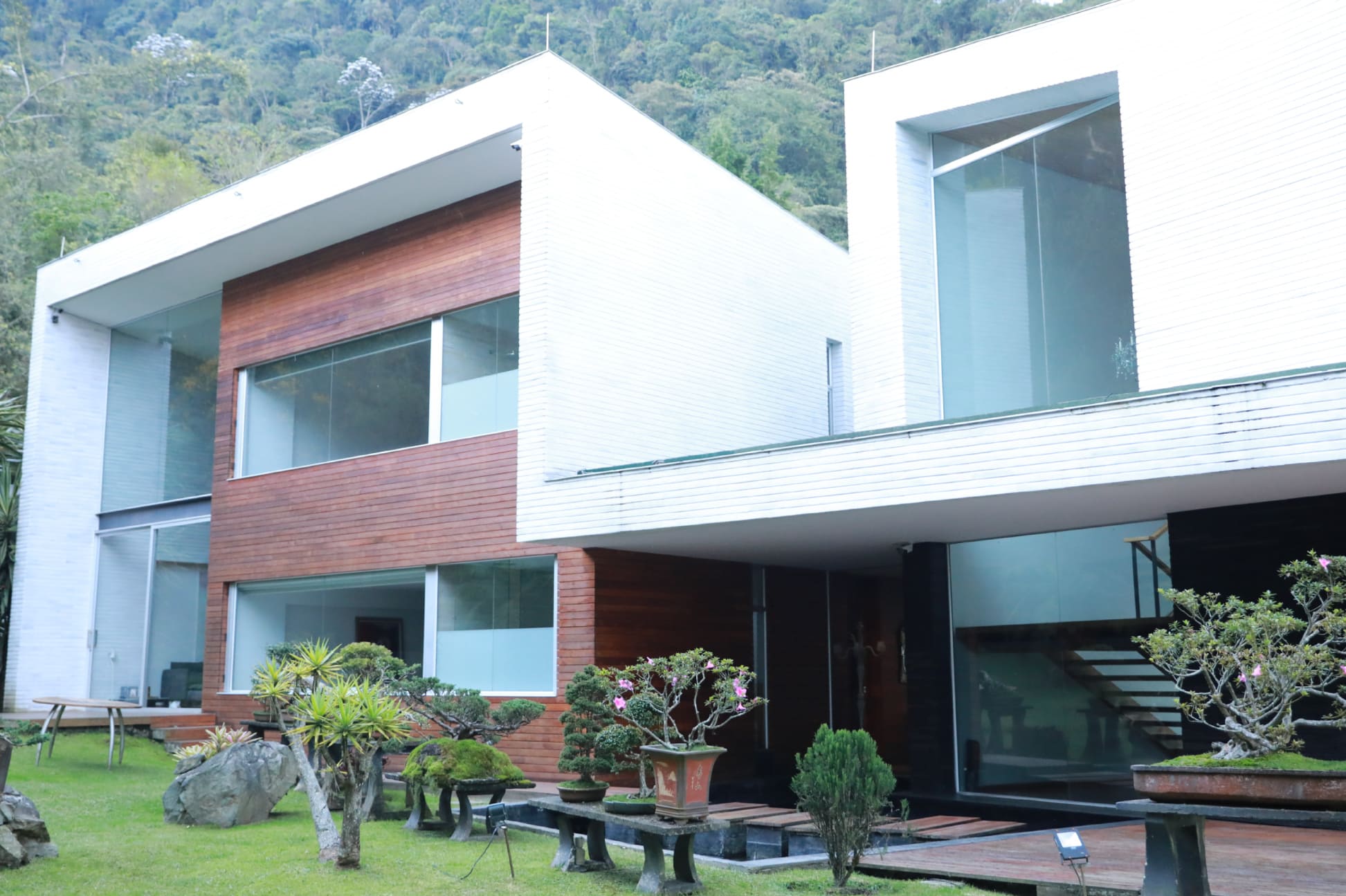 Diseño e Instalación de Enchapes y Fachadas – Bosquema